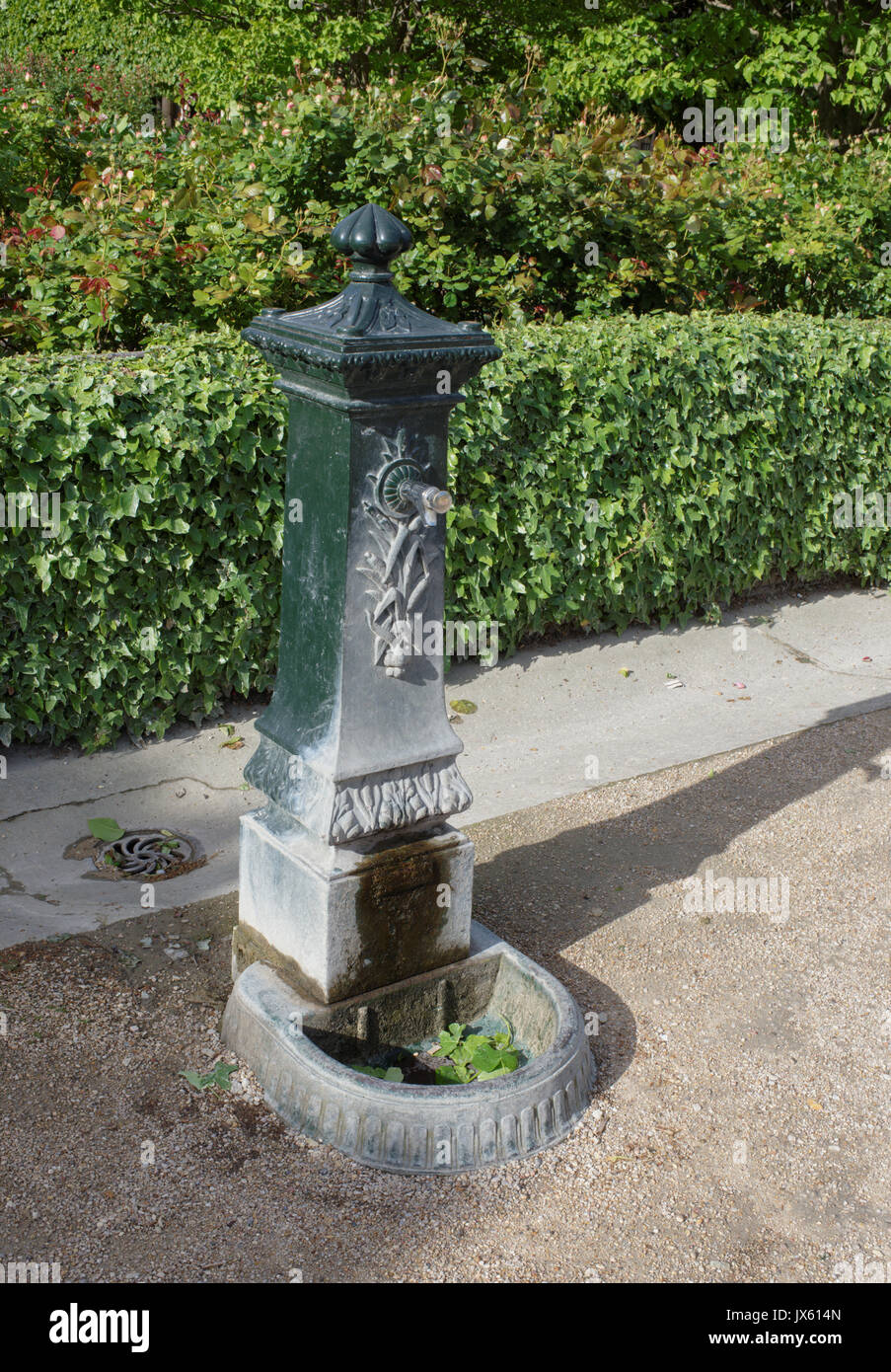 Paris water flow hi-res stock photography and images - Alamy