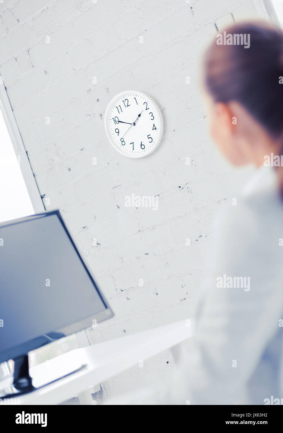 Looking bored in office clock hi-res stock photography and images - Alamy