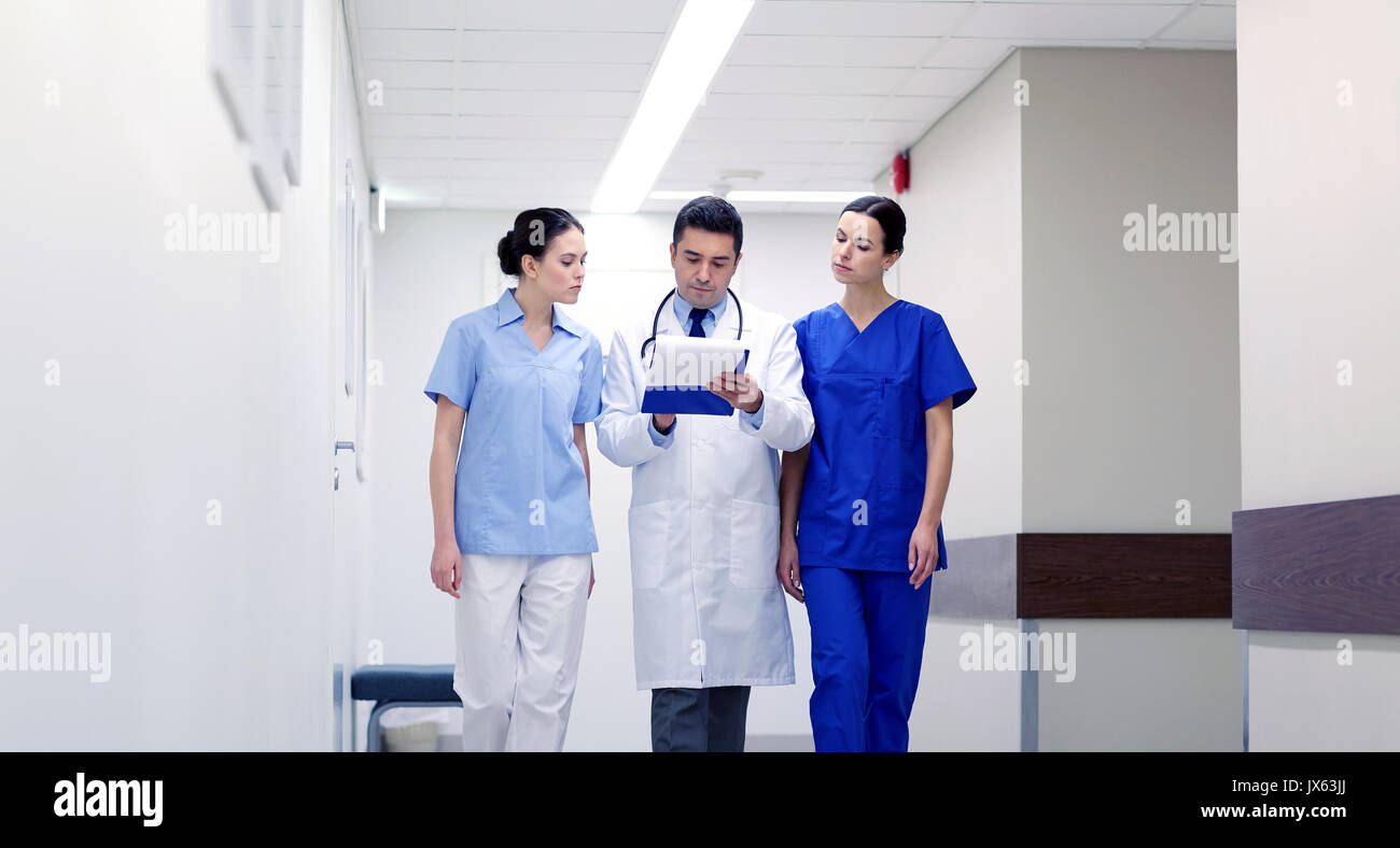 Group medics hospital clipboard hi-res stock photography and images - Alamy