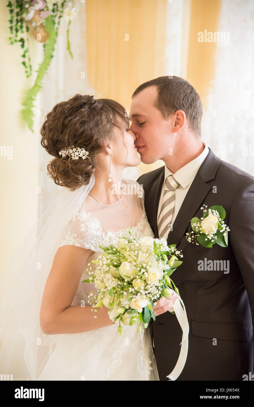 Beautiful married couple in the wedding day Stock Photo - Alamy