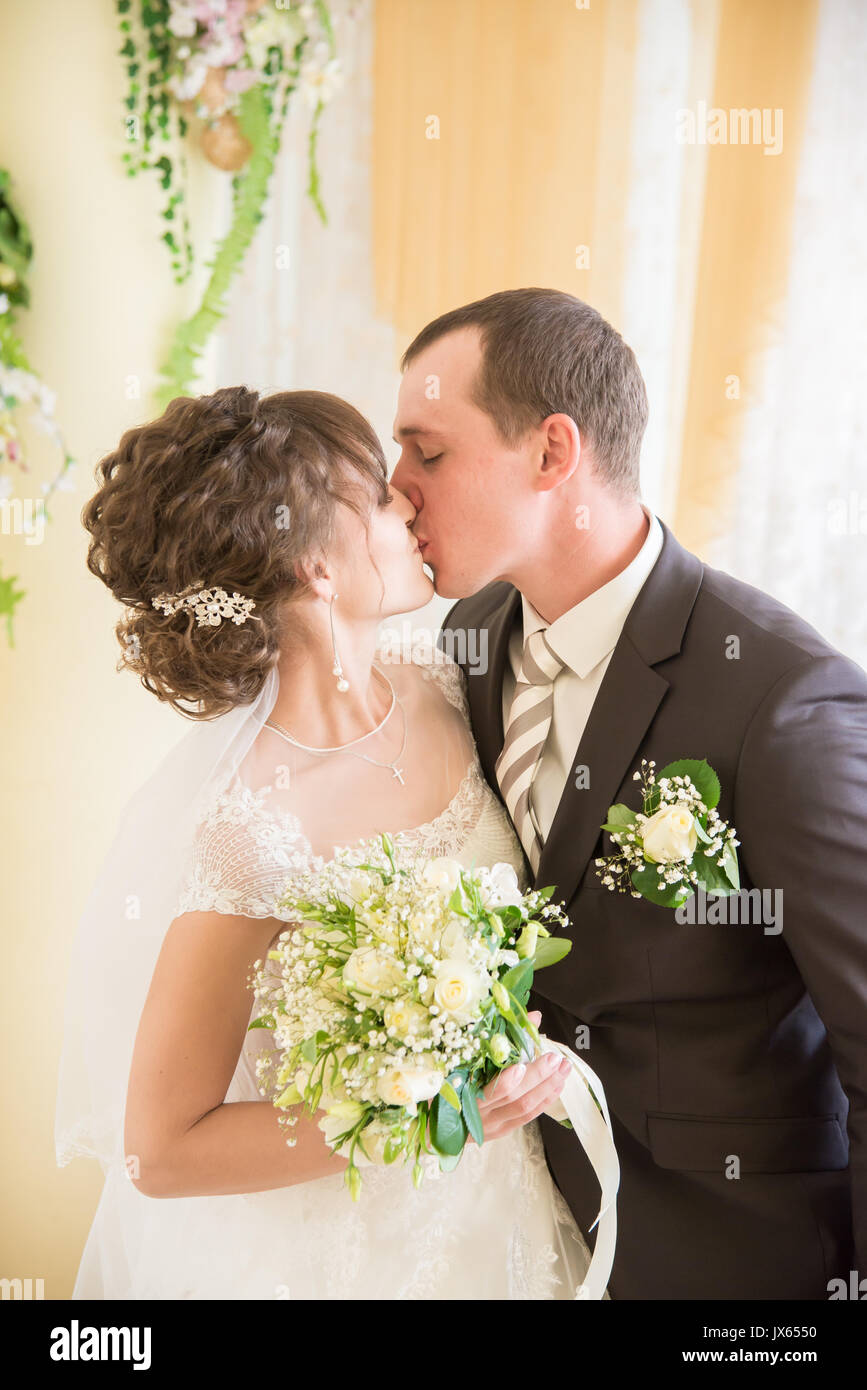 Beautiful married couple in the wedding day Stock Photo - Alamy