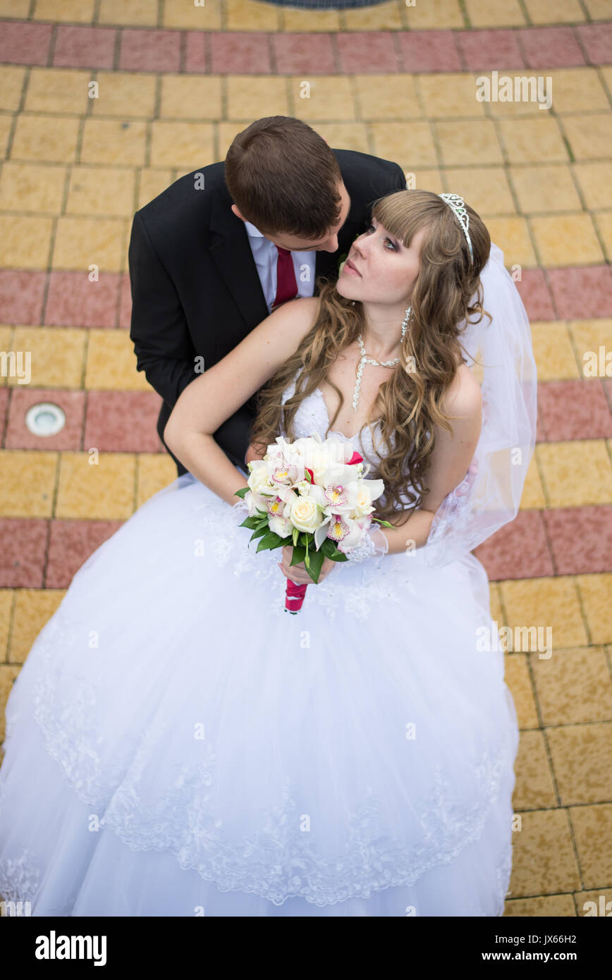 Beautiful married couple in the wedding day Stock Photo - Alamy