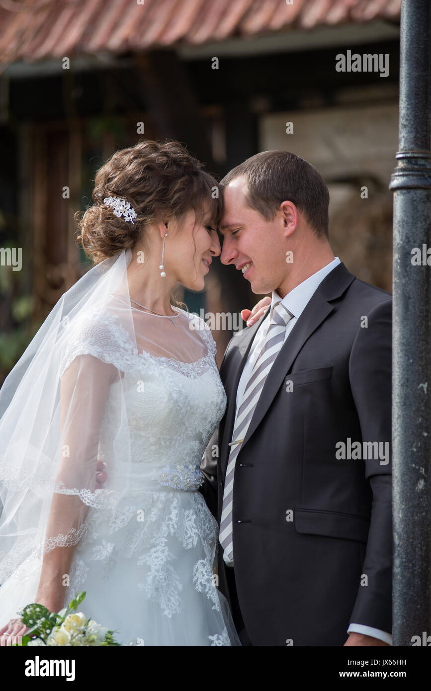 Beautiful married couple in the wedding day Stock Photo - Alamy