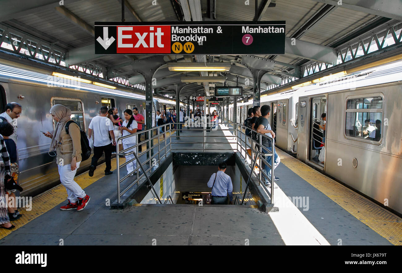 New york city subway platform hi-res stock photography and images - Alamy