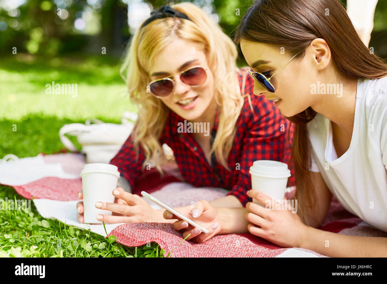 Mobile girls hi-res stock photography and images - Alamy