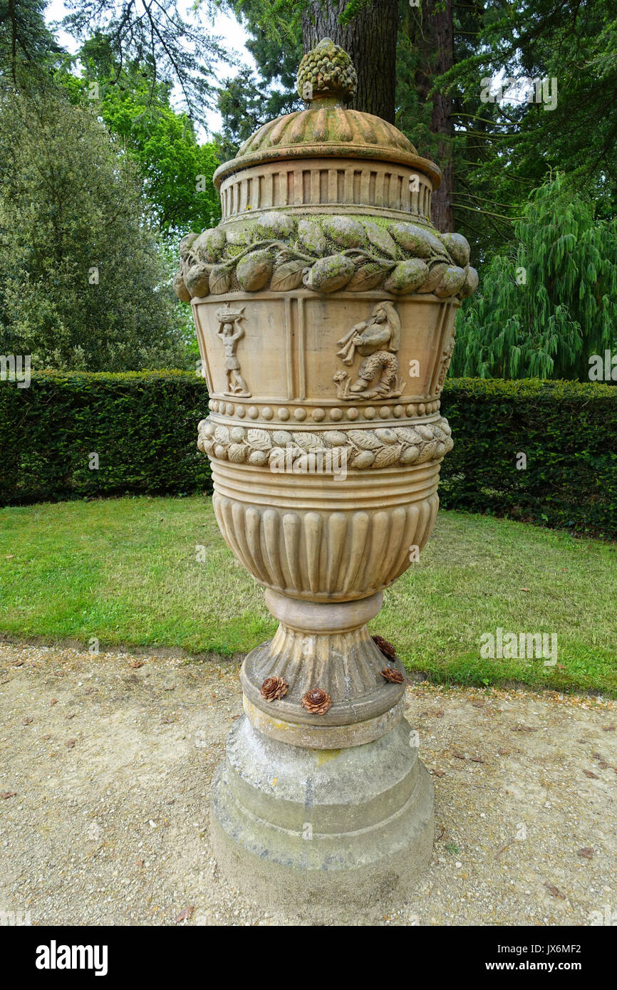 Buscot park water hi-res stock photography and images - Alamy