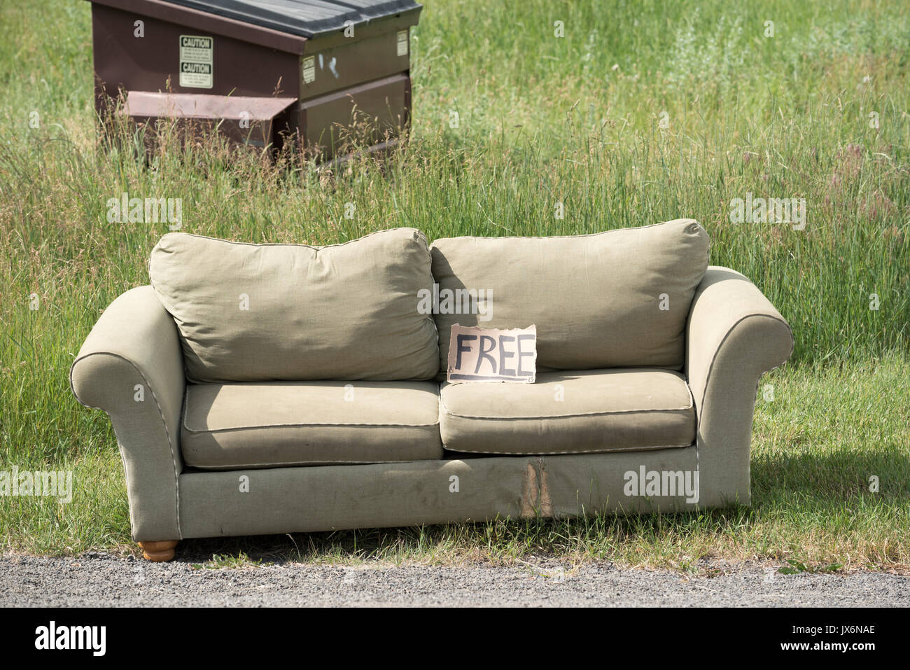 Used couch hi-res stock photography and images - Alamy