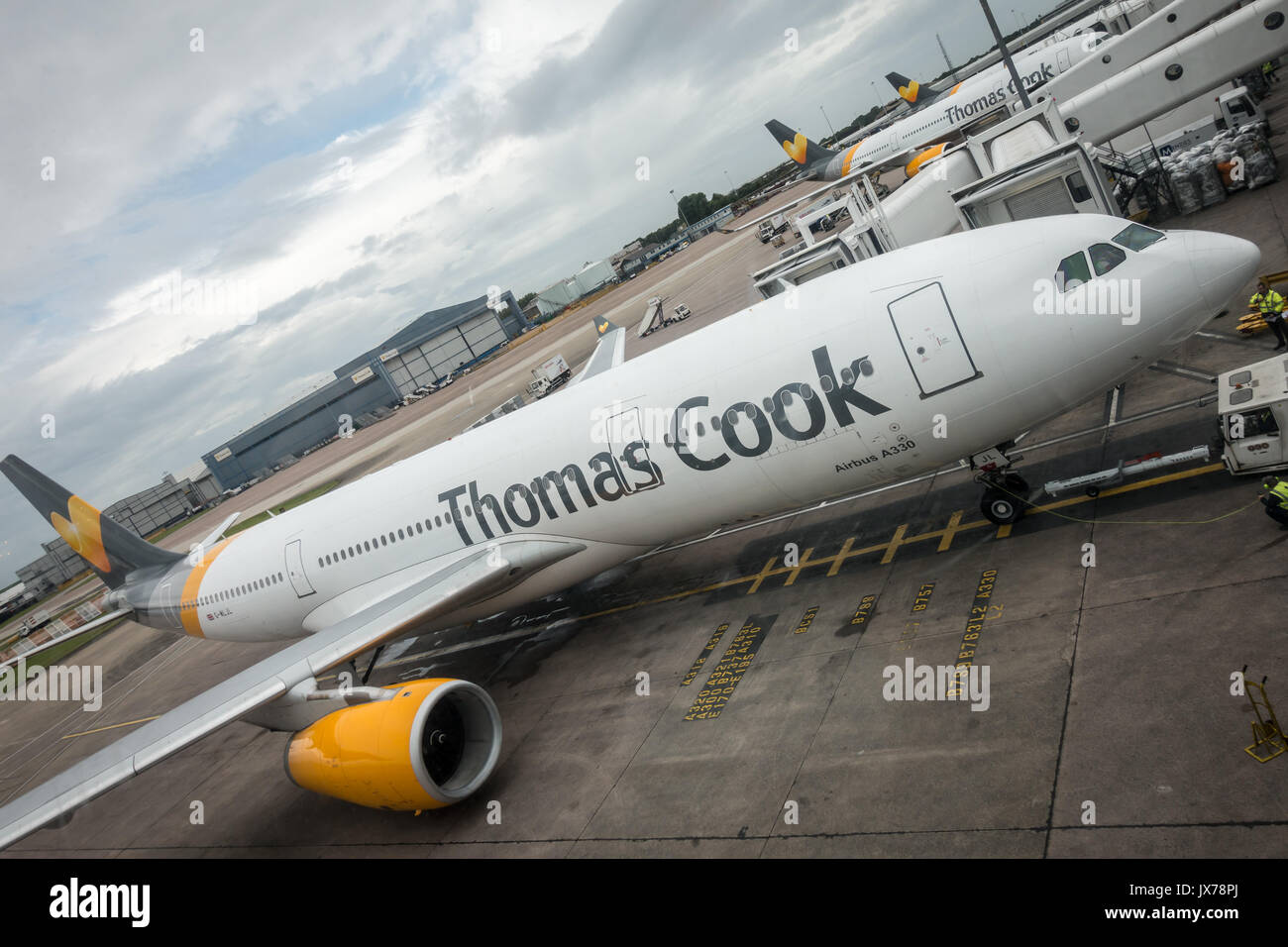 Aircraft manchester airport hi-res stock photography and images - Alamy