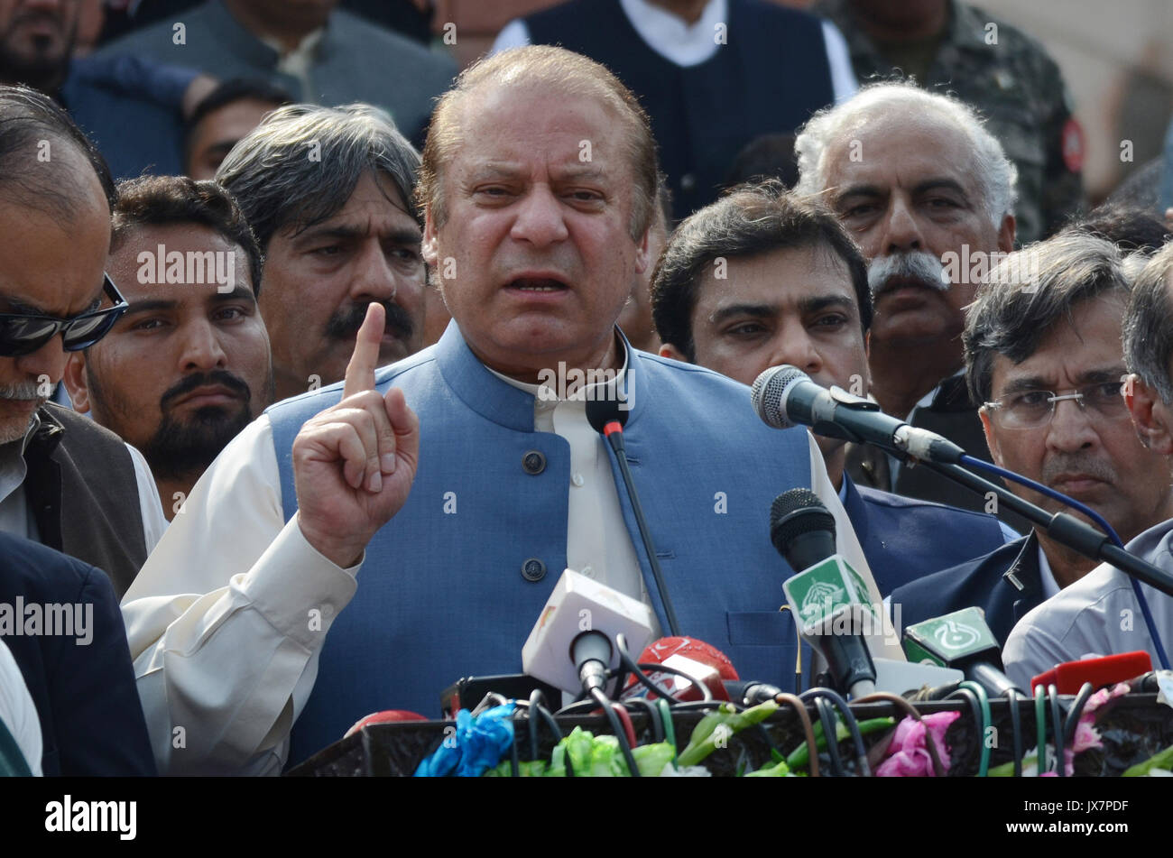 Pakistani poet hi-res stock photography and images - Alamy