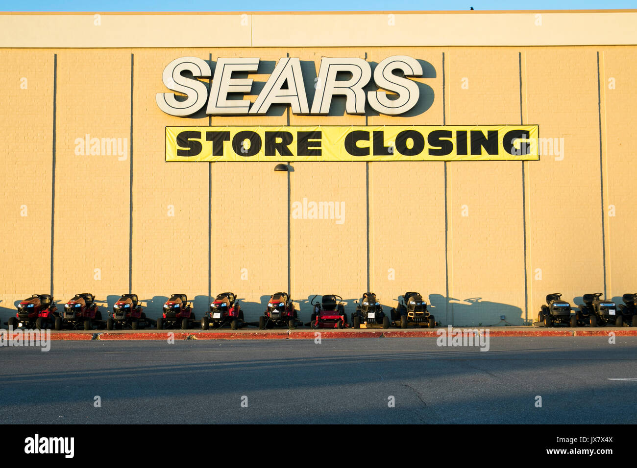 Store closing banner storefront empty hi-res stock photography and ...