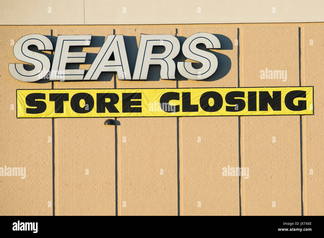 Store closing banner storefront empty hi-res stock photography and ...