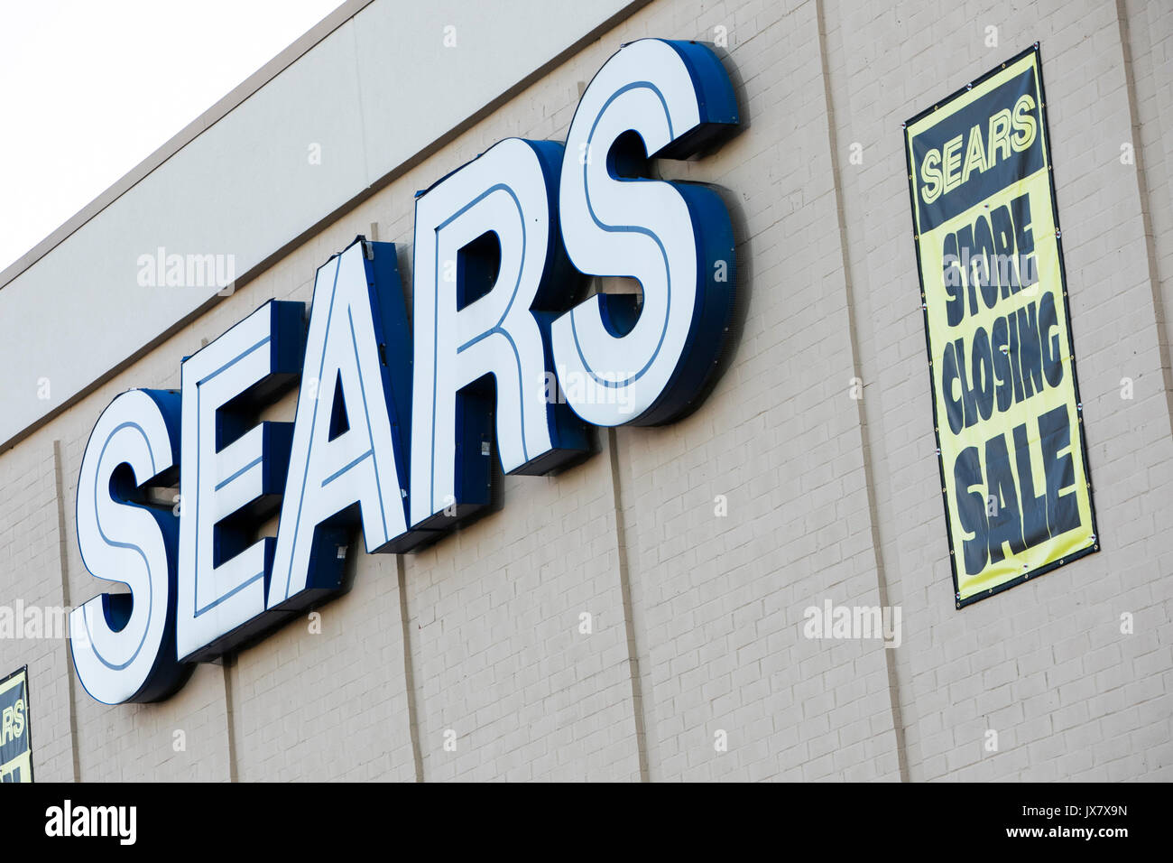 Store closing banner storefront empty hi-res stock photography and ...