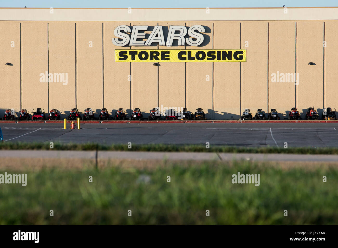 Store closing banner storefront empty hi-res stock photography and ...