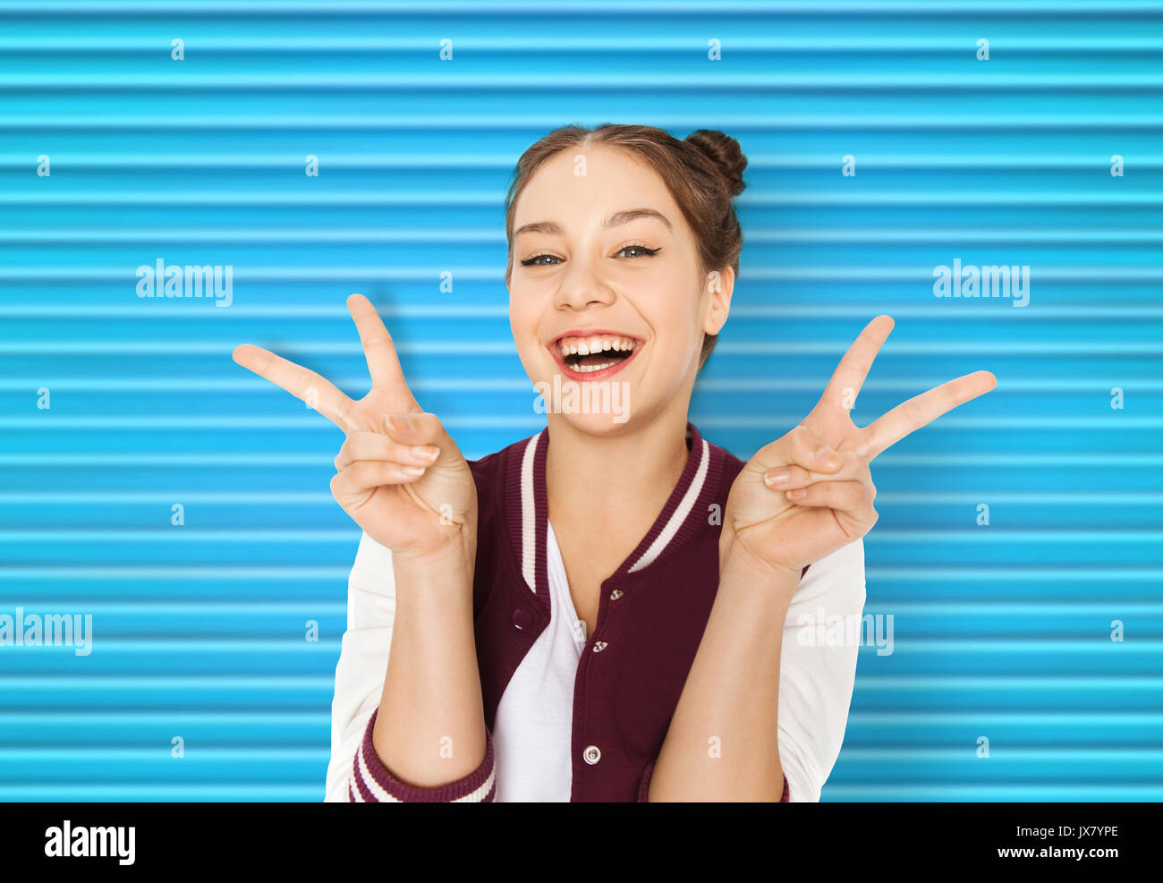 Girl showing peace sign hi-res stock photography and images - Alamy