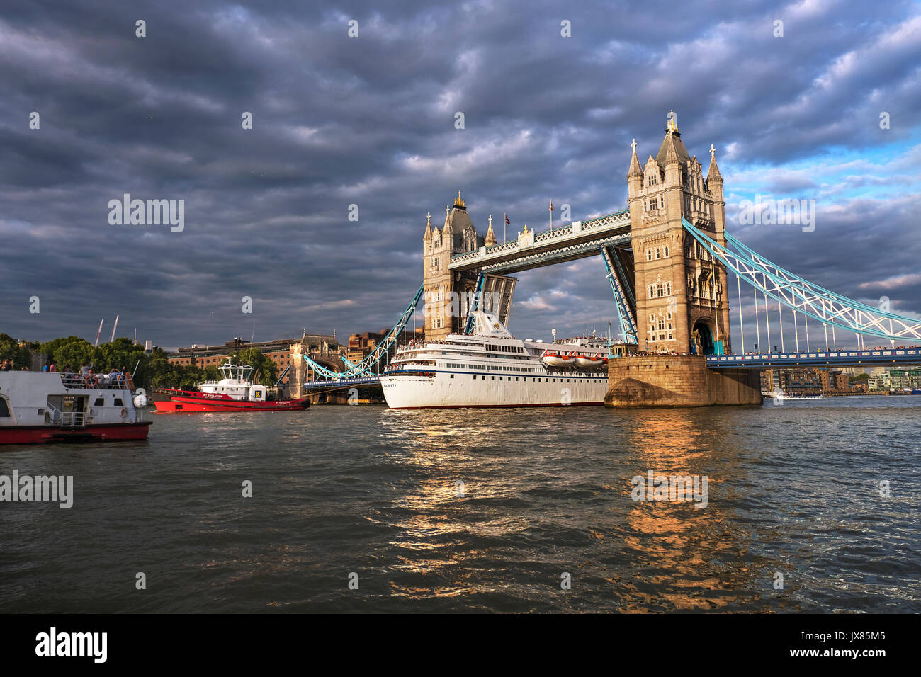 Bridge lifeboats cruise ship hi-res stock photography and images - Alamy