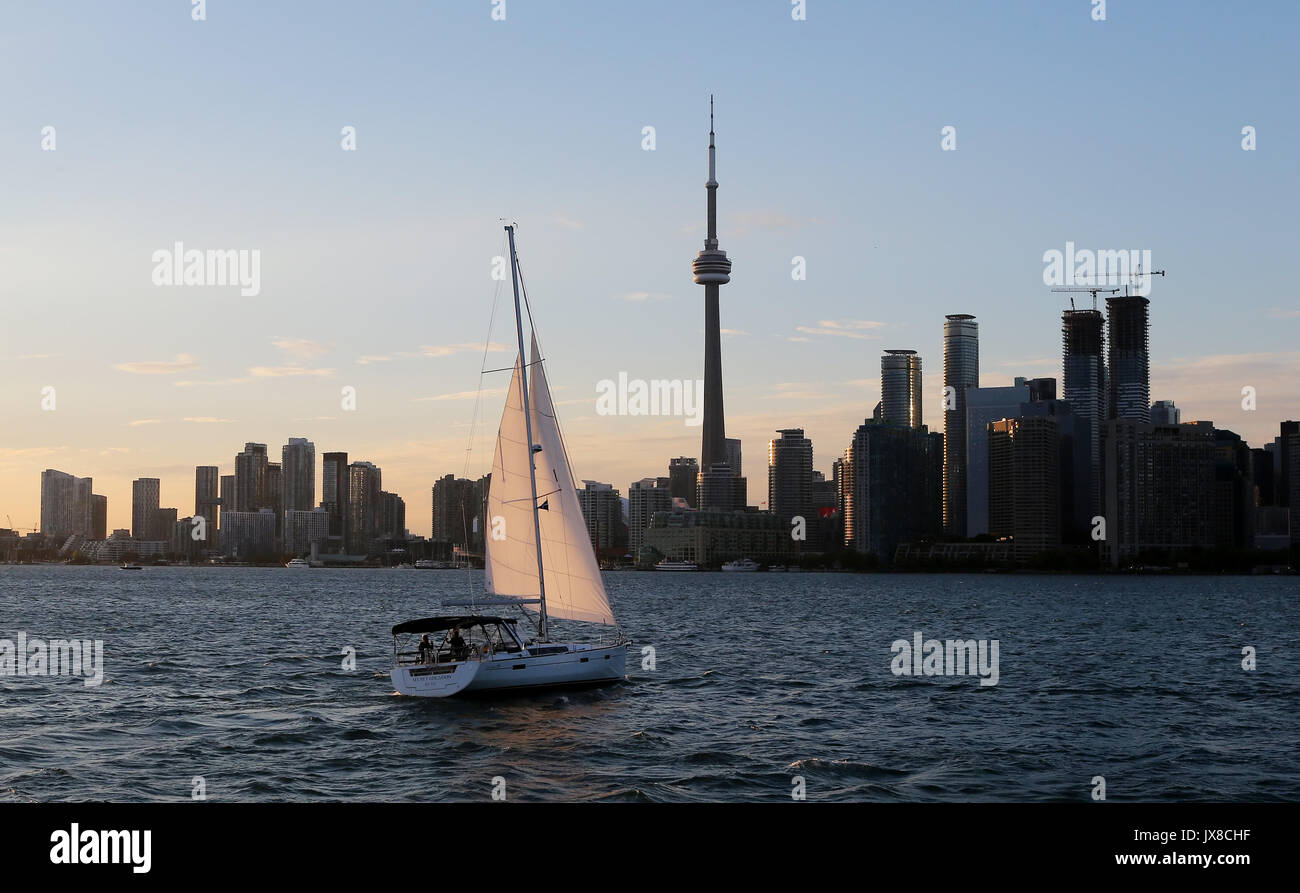 Toronto skyline cityscape dusk canada hi-res stock photography and ...