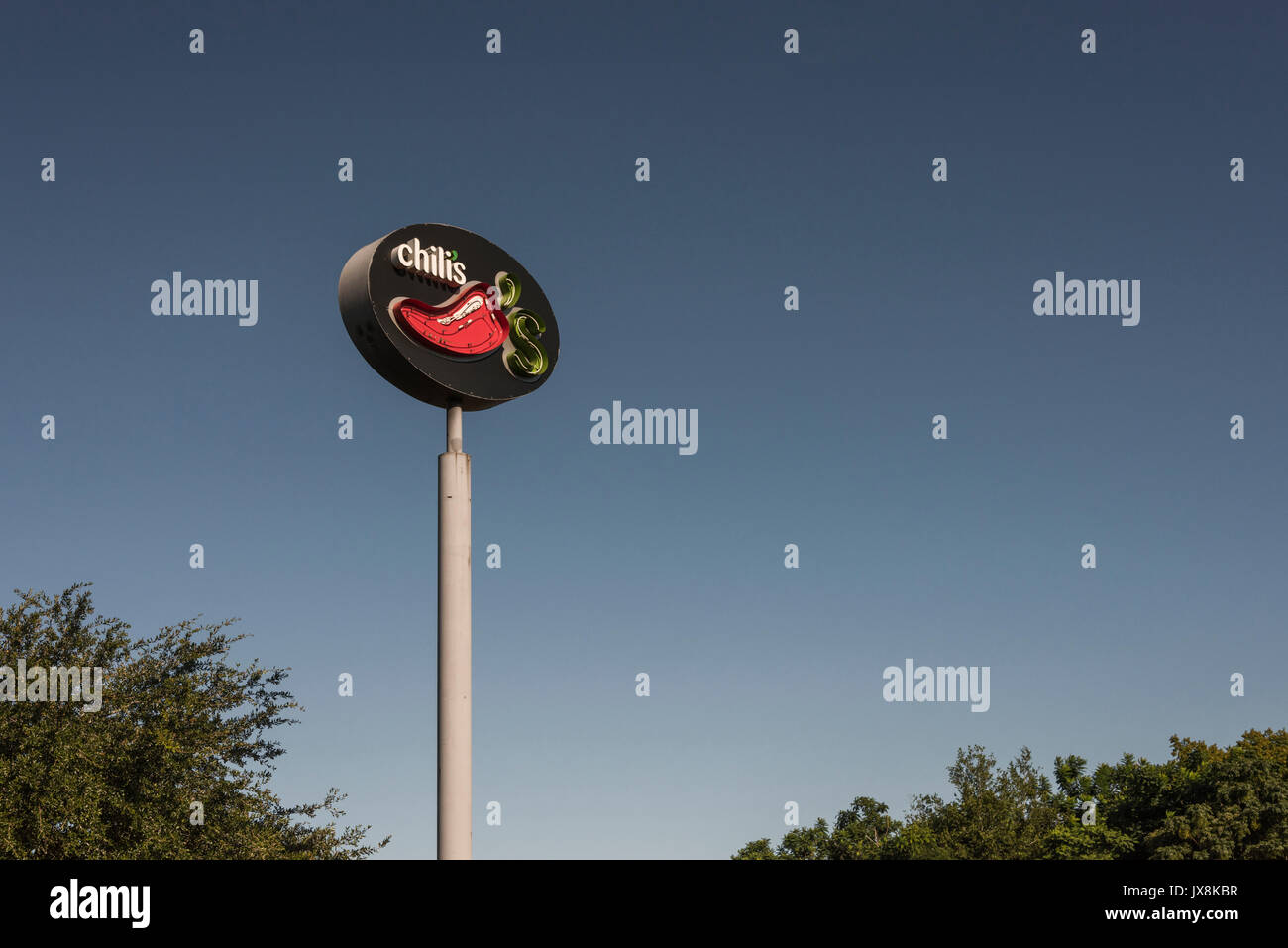 Chilis restaurant sign hi-res stock photography and images - Alamy