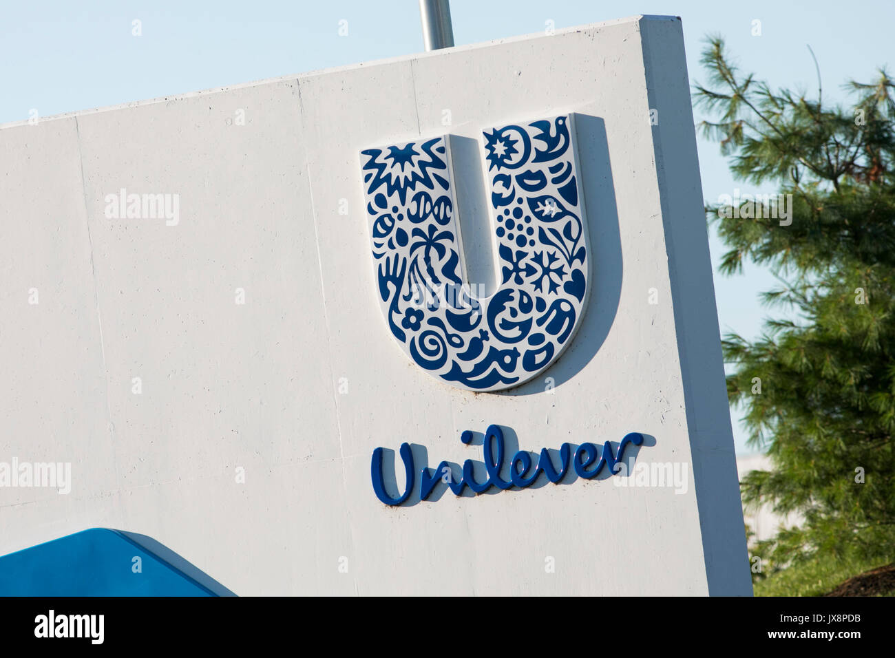 Unilever logo hi-res stock photography and images - Alamy