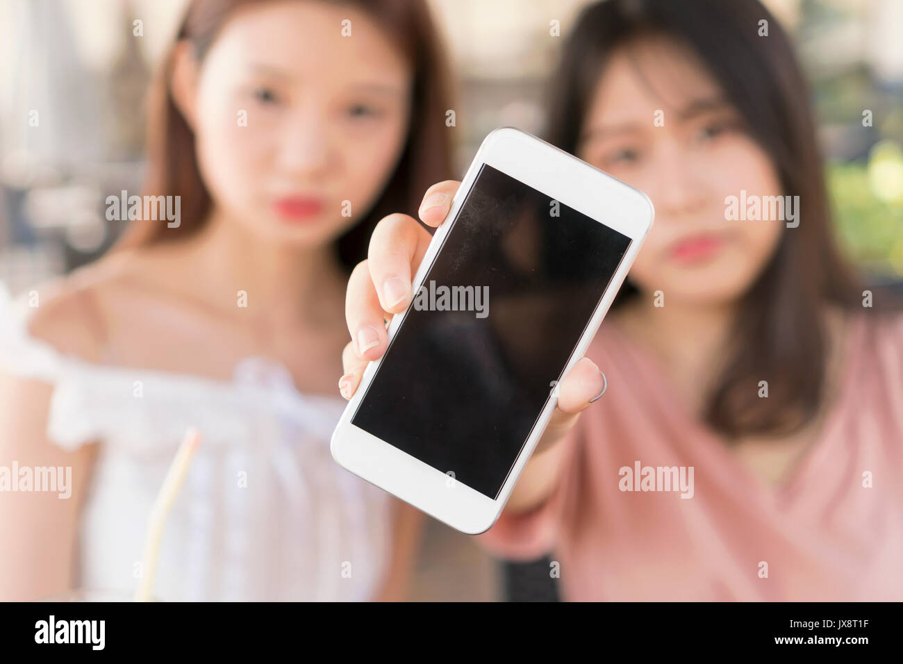 Two girls with phone hi-res stock photography and images - Alamy
