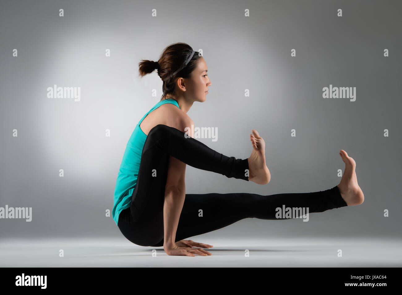 professional bodybuilding female athlete hands on floor support whole ...