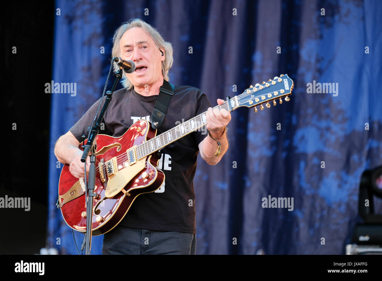 Lol Creme performing with the Trevor Horn Band at Cropredy Festival ...