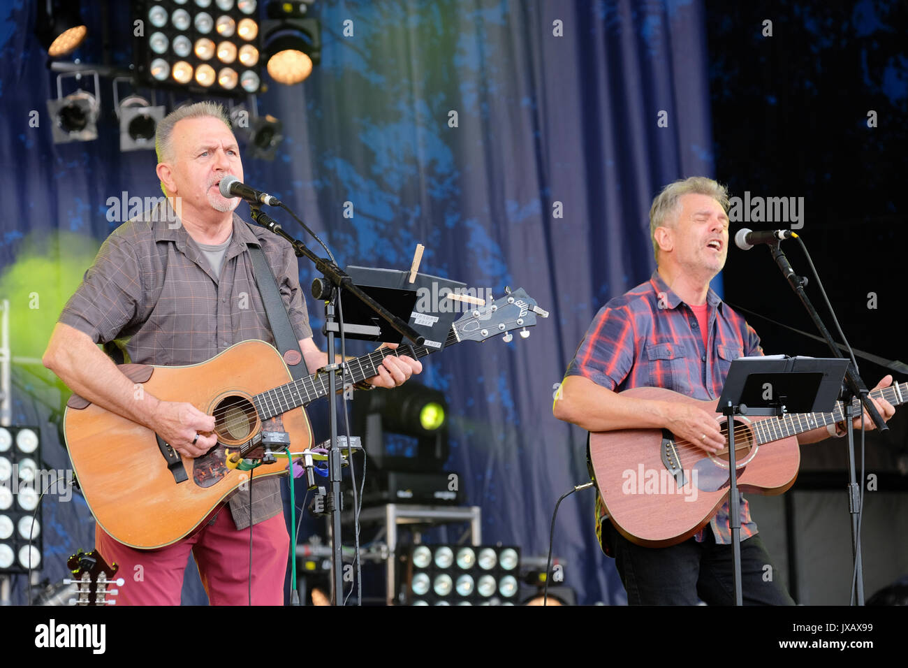 Andy Roberts and Iain Mathews of Plainsong performing at Cropredy ...