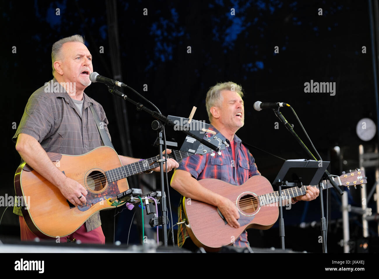 Andy Roberts and Iain Mathews of Plainsong performing at Cropredy ...