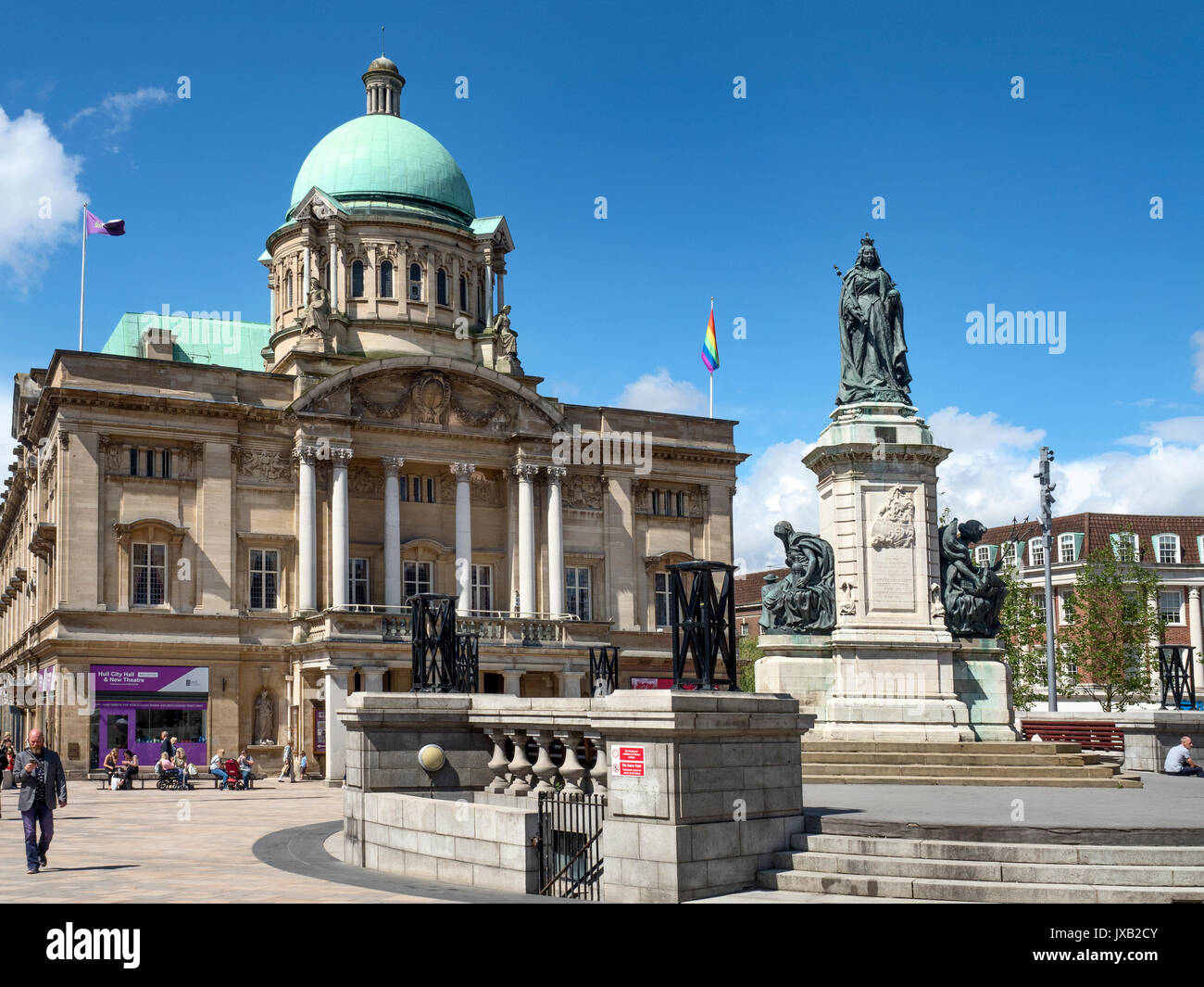 Hull City Hall and Queen Victoria Statue in Queen Victoria Square Hull ...