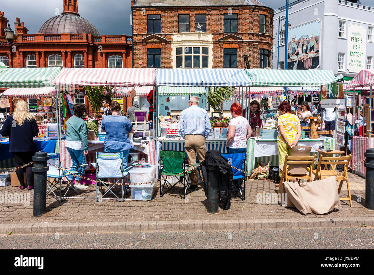 English market stalls handicrafts hi-res stock photography and images ...