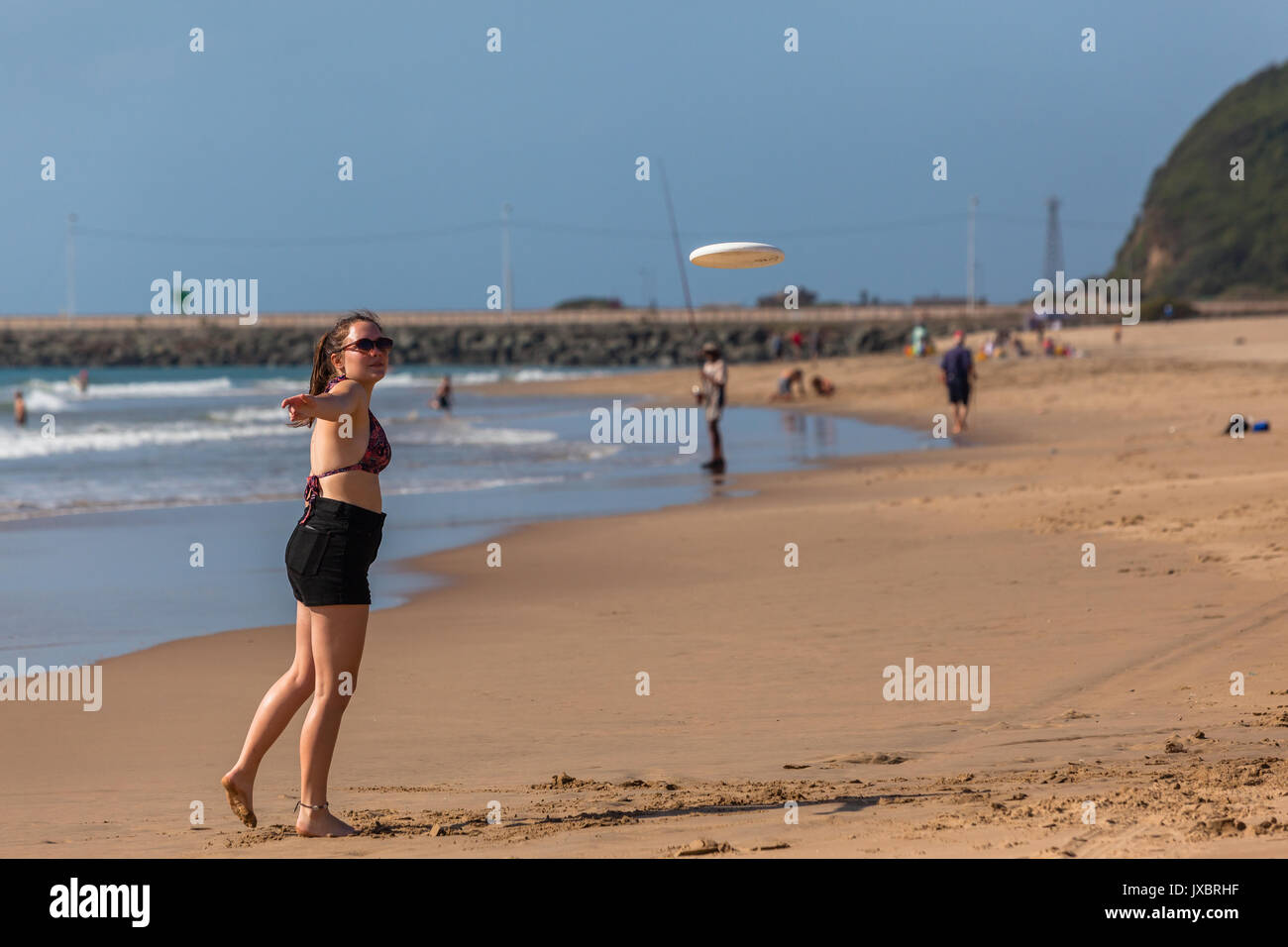 Girl and frisbee hi-res stock photography and images - Alamy