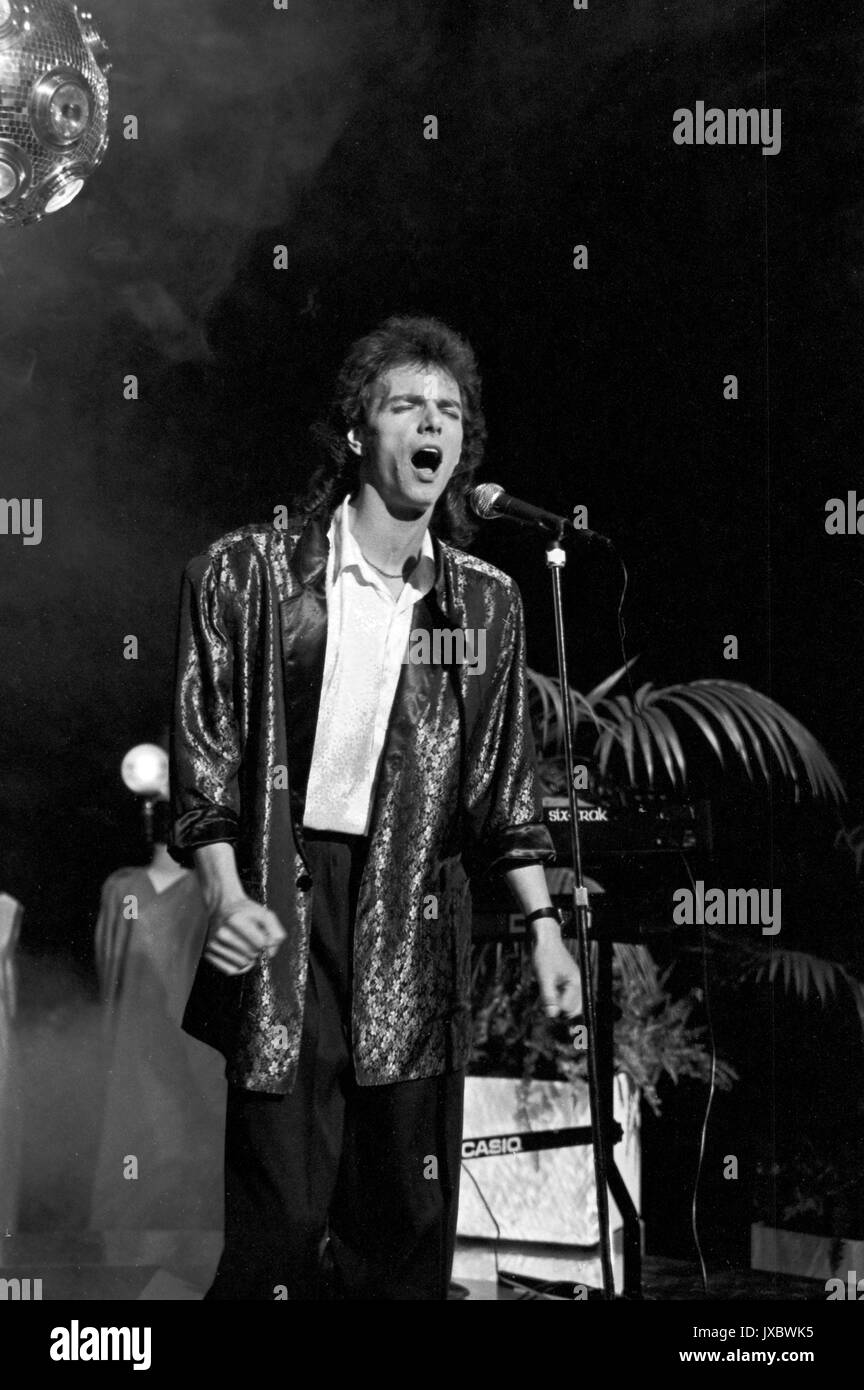 Prime time singer hi-res stock photography and images - Alamy