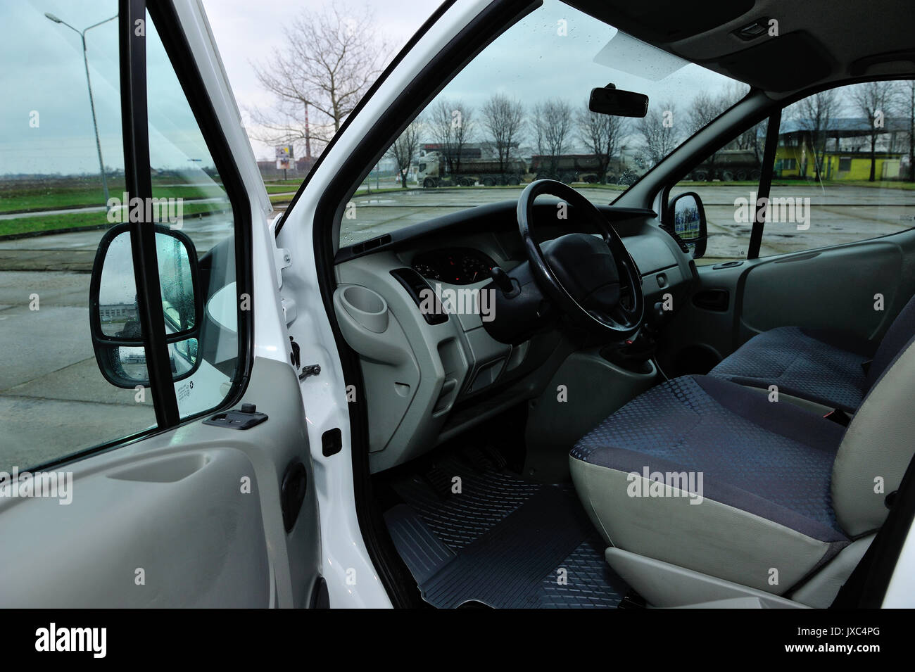 Cargo van open doors hi-res stock photography and images - Alamy