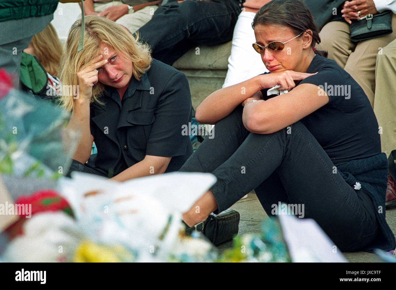 6th September 1997, Buckingham Palace, UK Mourners grieve outside ...