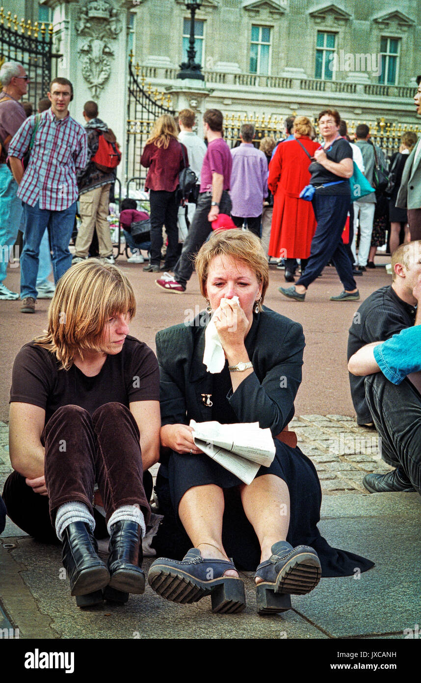 6th September 1997, Buckingham Palace, UK Mourners grieve outside ...