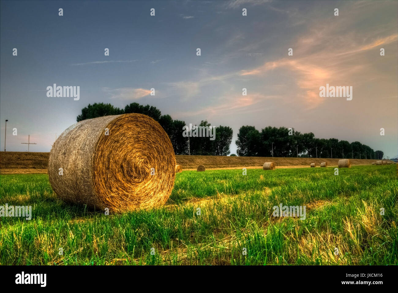Hay bale by night hi-res stock photography and images - Alamy