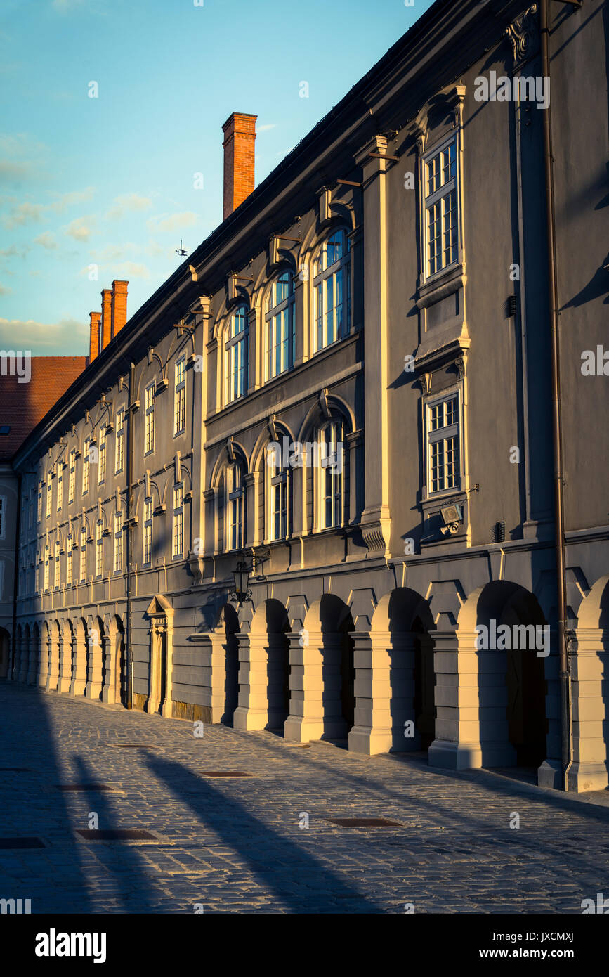 Collonade exterior hi-res stock photography and images - Alamy