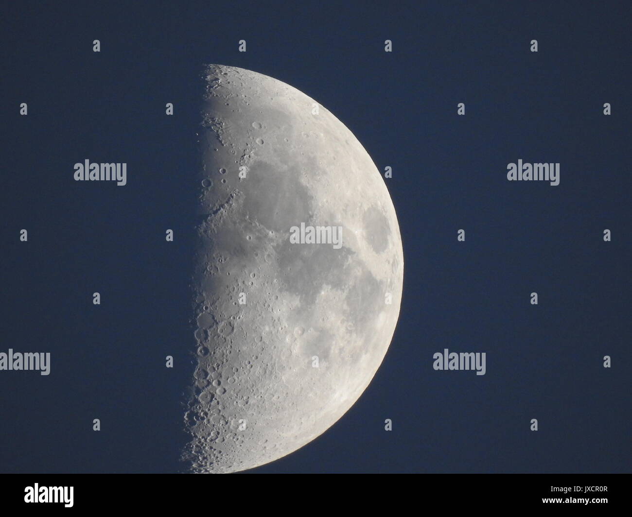 Zoom: Moon unveiled in mesmerizing detail through super zoom lens ...