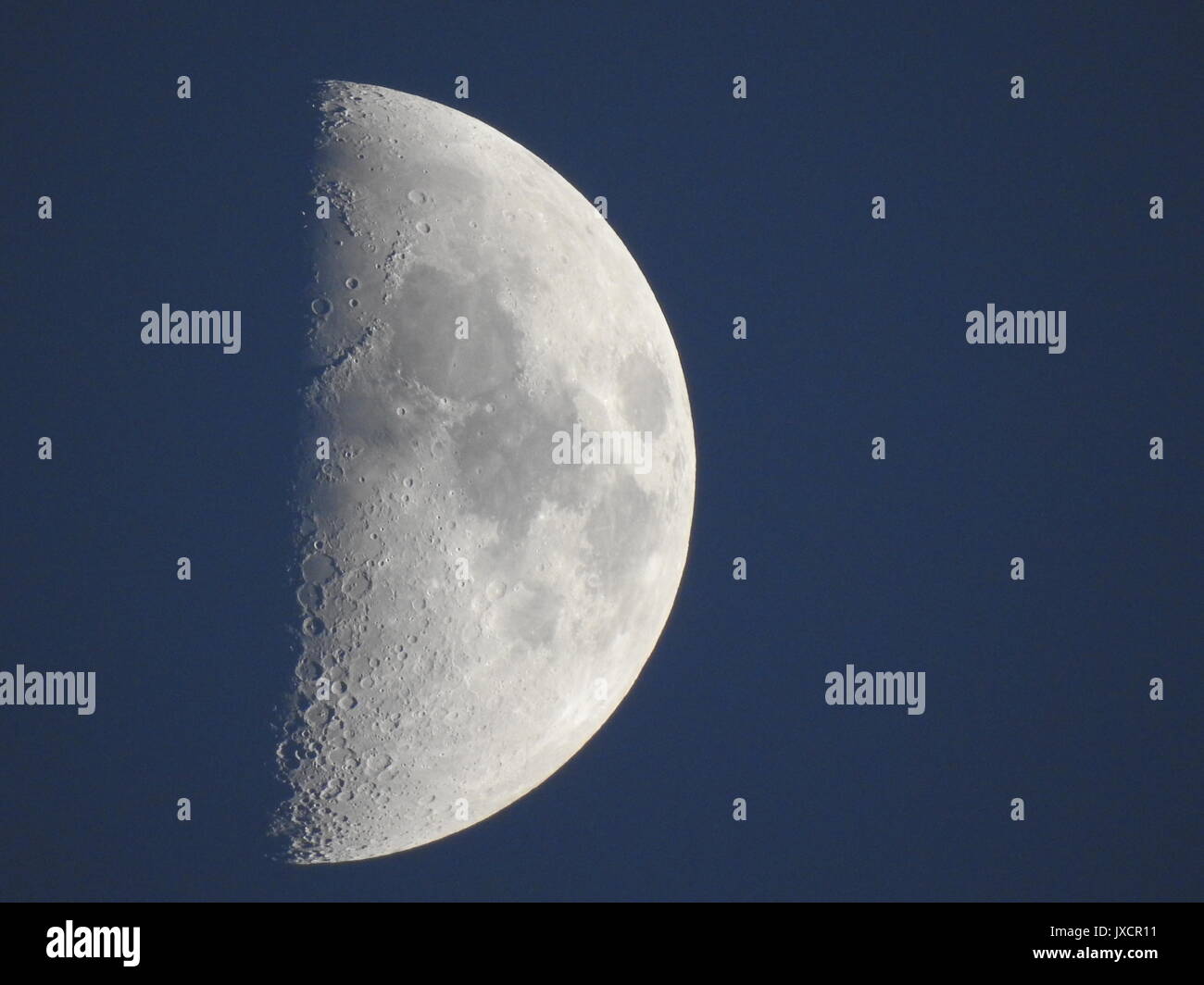 Zoom: Moon unveiled in mesmerizing detail through super zoom lens ...