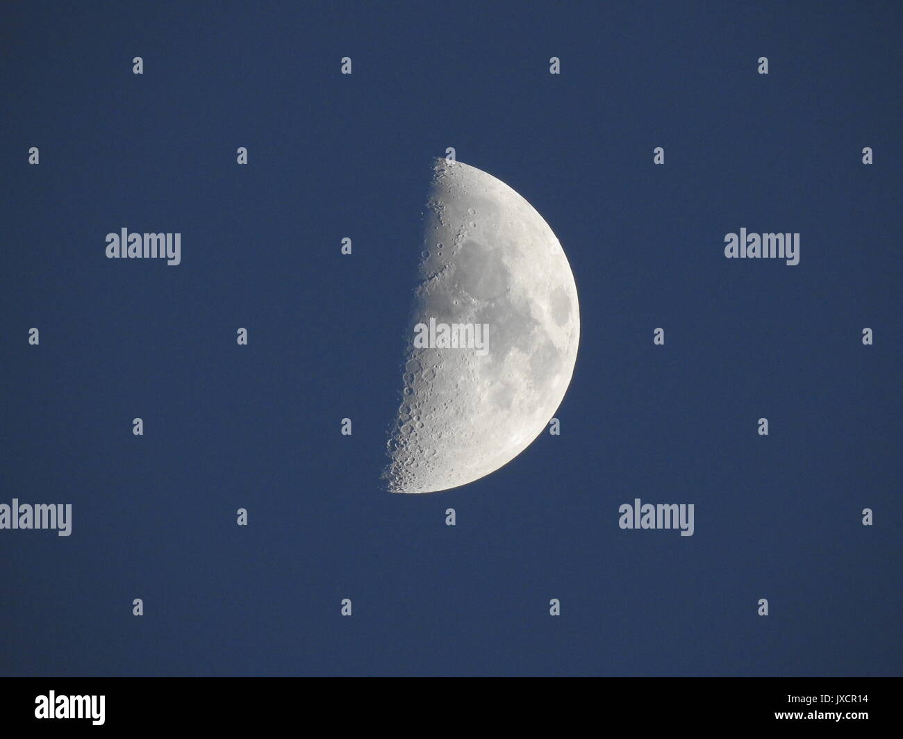 Zoom: Moon unveiled in mesmerizing detail through super zoom lens ...