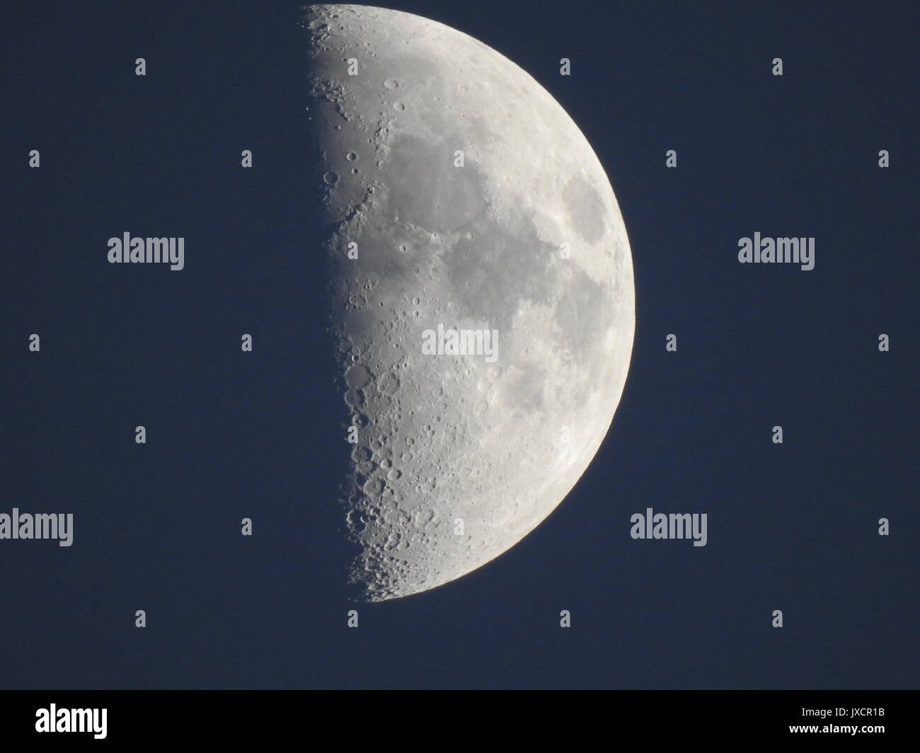 Zoom: Moon unveiled in mesmerizing detail through super zoom lens ...
