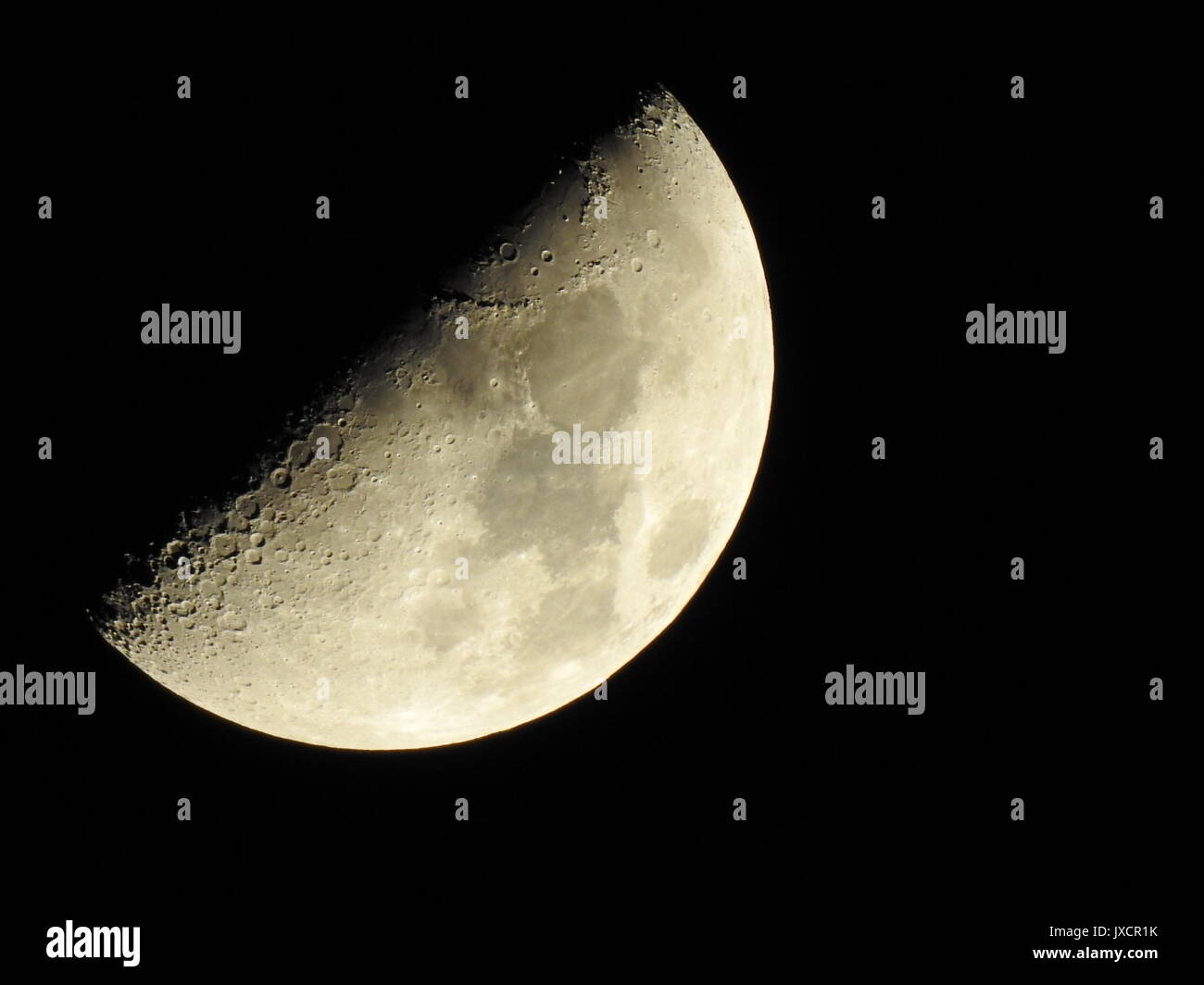 Zoom: Moon unveiled in mesmerizing detail through super zoom lens ...
