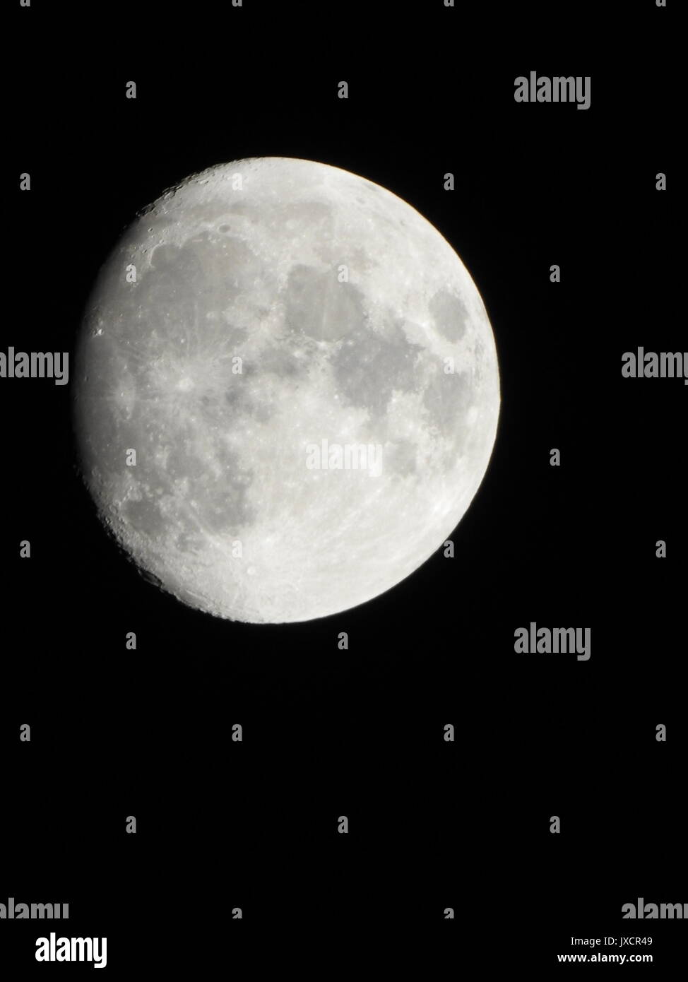 Zoom: Moon unveiled in mesmerizing detail through super zoom lens ...
