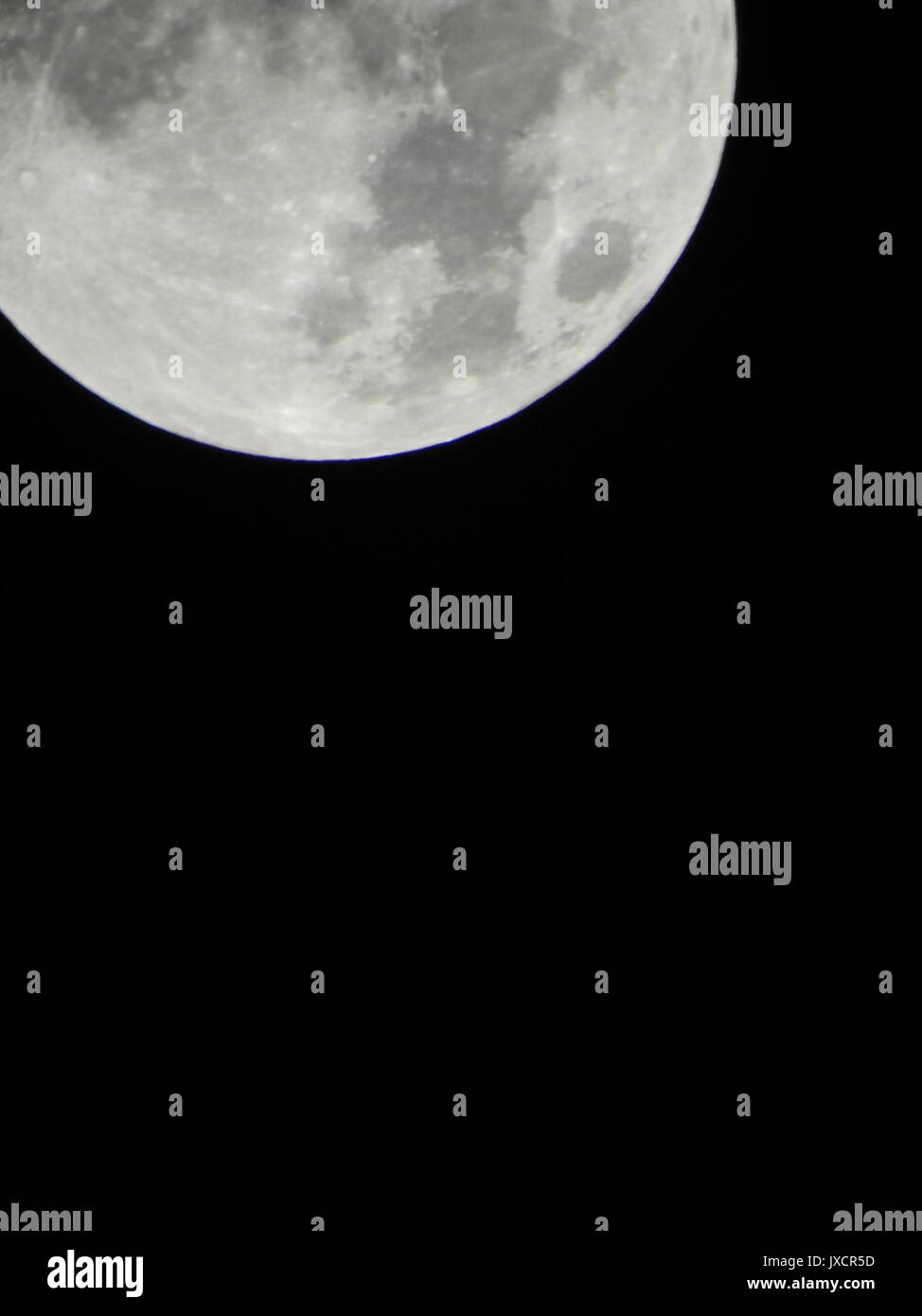 Zoom: Moon unveiled in mesmerizing detail through super zoom lens ...