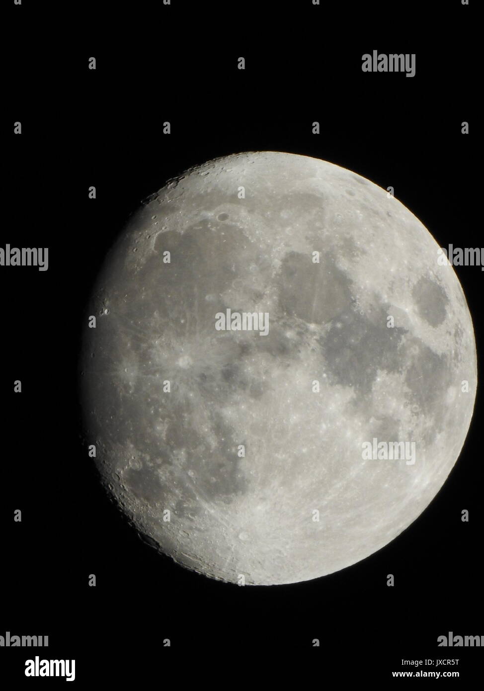 Zoom: Moon unveiled in mesmerizing detail through super zoom lens ...