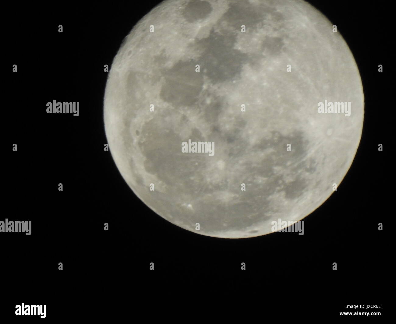 Zoom: Moon unveiled in mesmerizing detail through super zoom lens ...