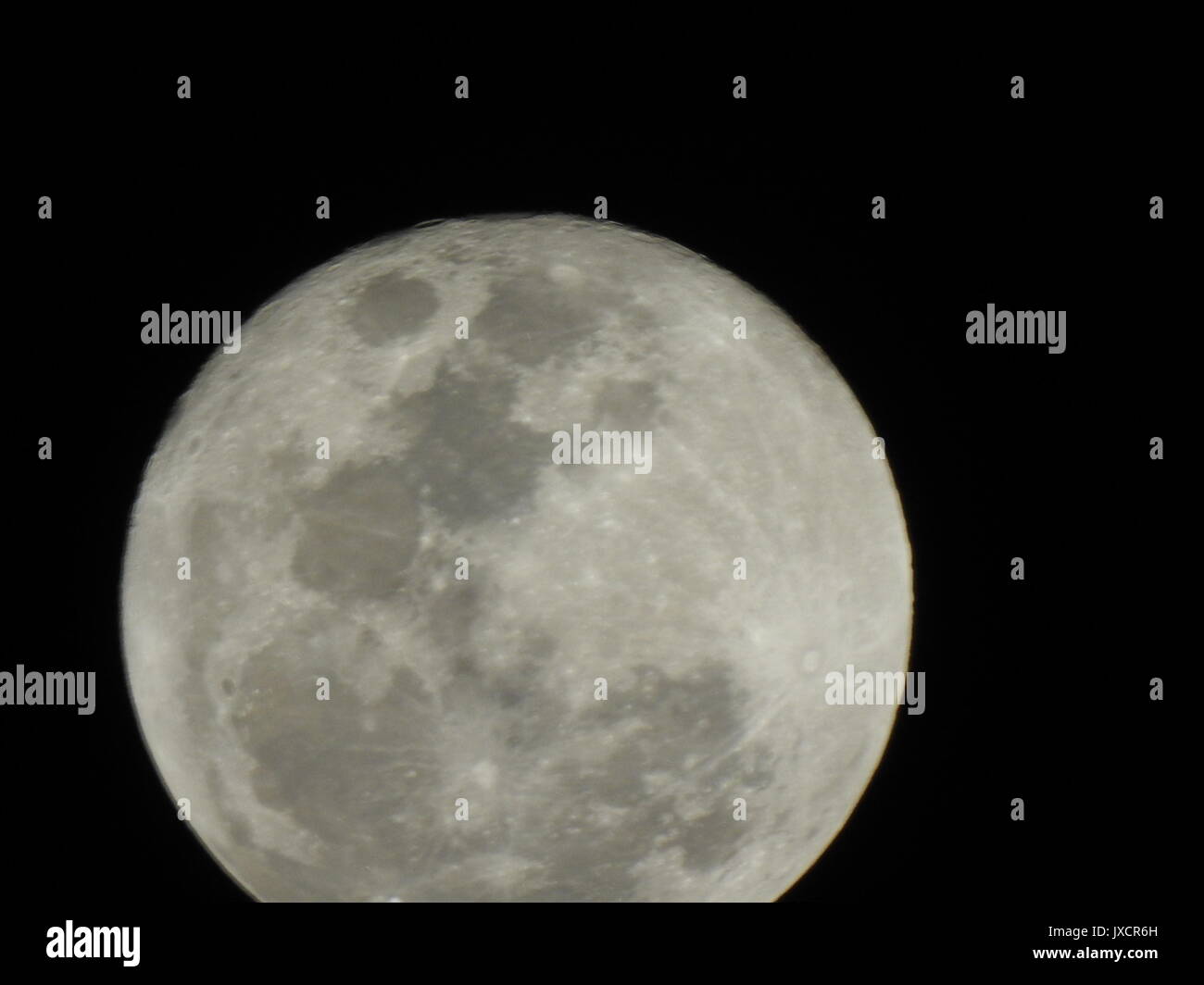 Zoom: Moon unveiled in mesmerizing detail through super zoom lens ...