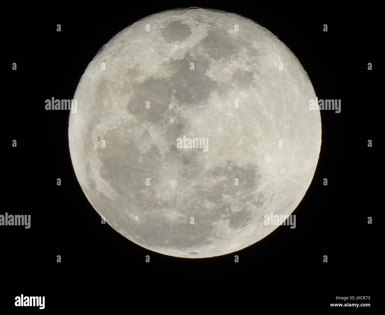 Zoom: Moon unveiled in mesmerizing detail through super zoom lens ...