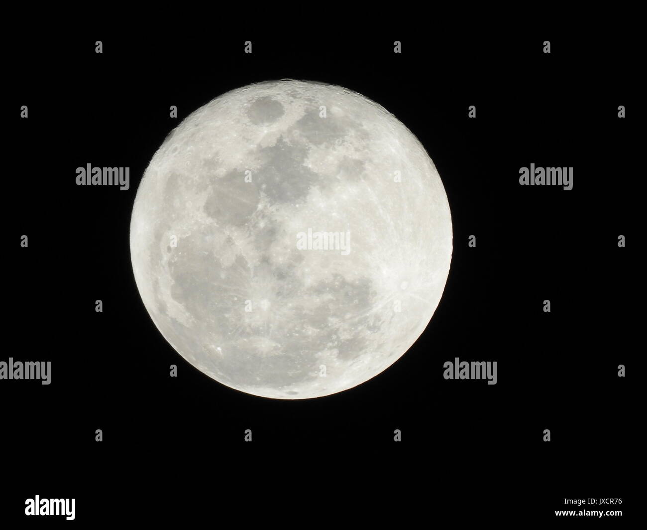 Zoom: Moon unveiled in mesmerizing detail through super zoom lens ...