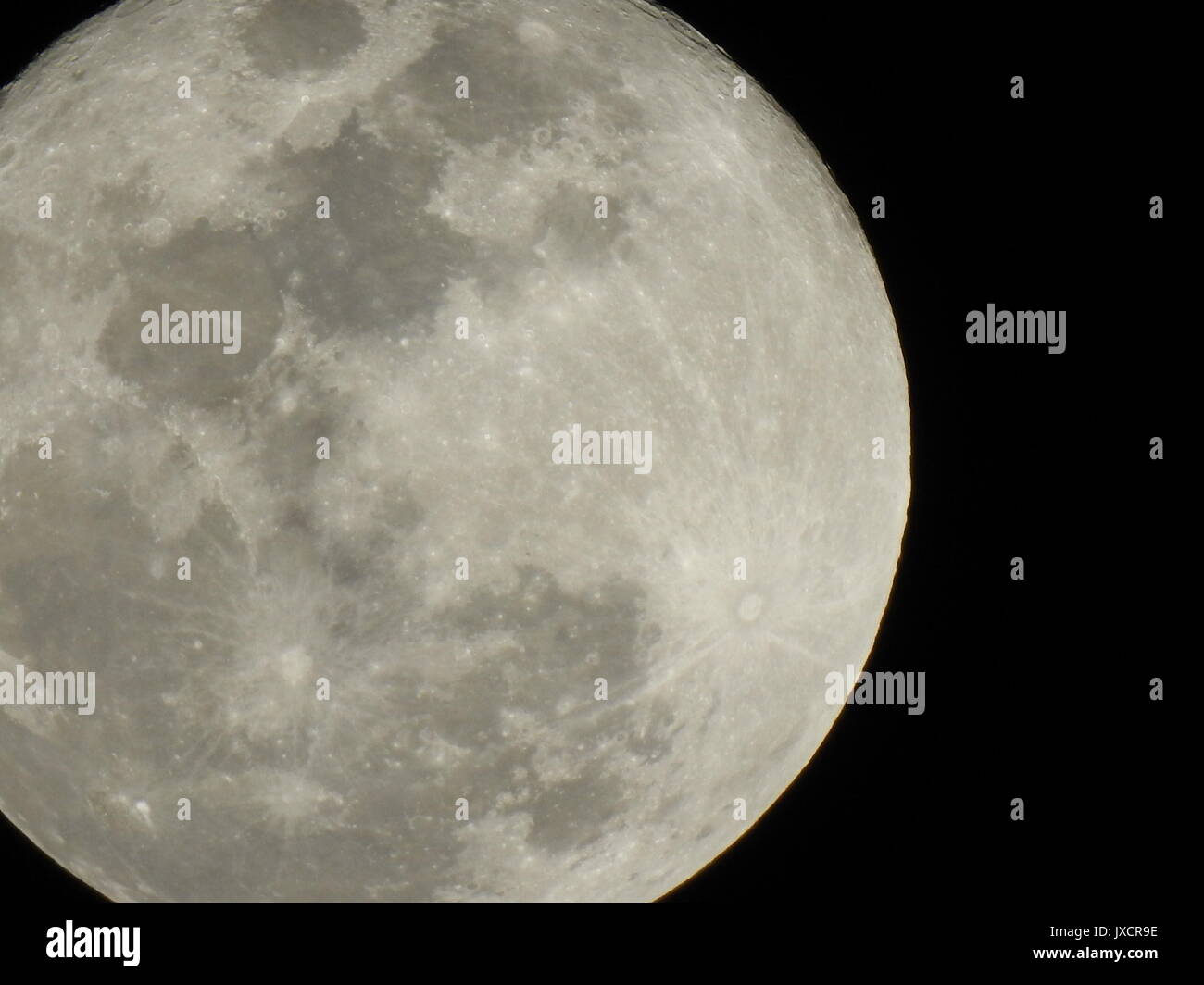 Zoom: Moon unveiled in mesmerizing detail through super zoom lens ...
