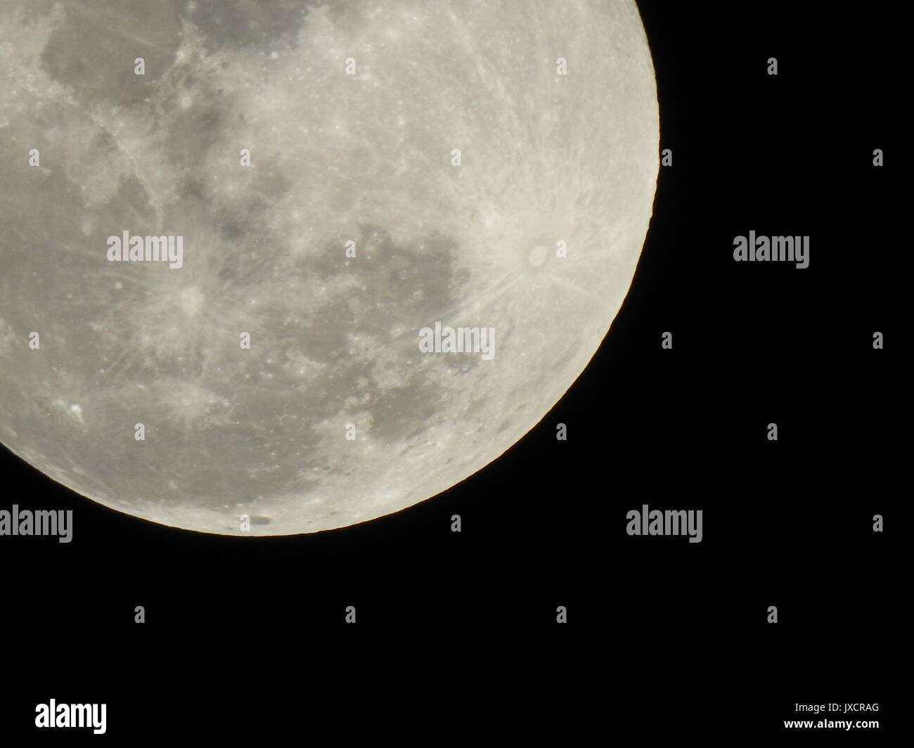 Zoom: Moon unveiled in mesmerizing detail through super zoom lens ...